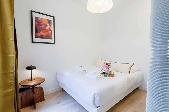 Appartement à louer - Clichy-Trinité, Paris ème arrondissement - 3 pièces - 2 chambres