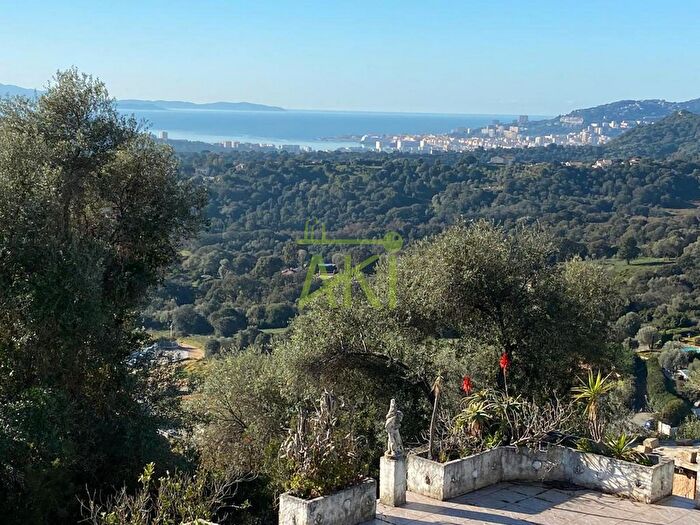 Maison à vendre - Alata - 8 pièces - 6 chambres