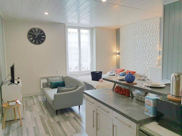 Sud Est, Vittel - Appartement 1 pièce à louer