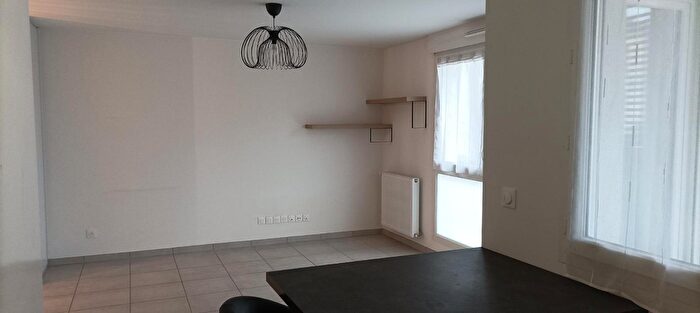 Appartement à louer - Vénissieux, Centre-ville - 2 pièces - 1 chambre