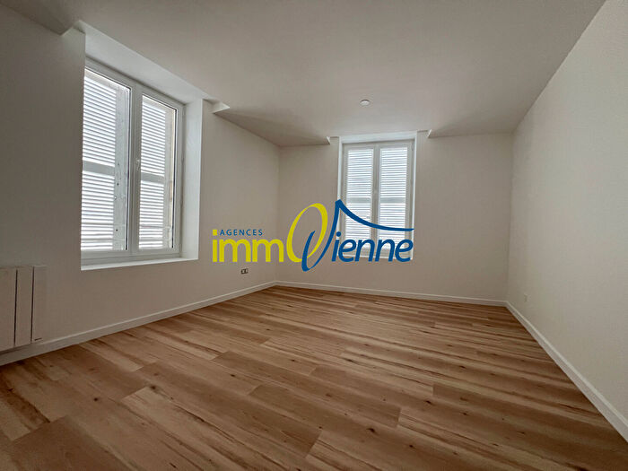 Appartement à louer - Lussac-les-Châteaux - 3 pièces - 2 chambres