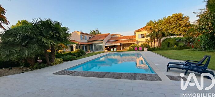 Maison à vendre - Saint-Germain-de-Lusignan - 17 pièces - 8 chambres