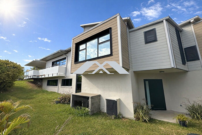 Maison à vendre - Le Tampon, Terrain Fleury, La Pointe - 7 pièces - 3 chambres