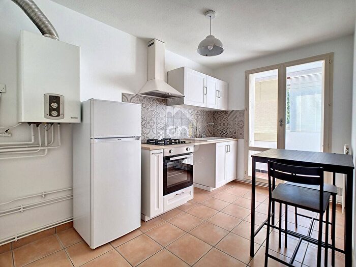 Appartement à louer - Campagne, Sénas - 3 pièces - 2 chambres