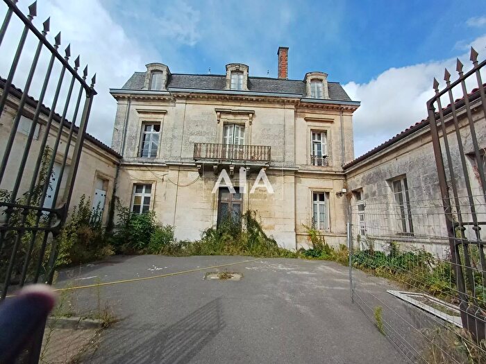 Maison à vendre - Ruffec - 6 pièces - 3 chambres