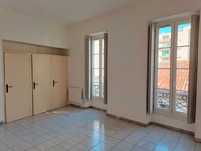 Appartement à louer - Nîmes, Carmes - 2 pièces - 1 chambre