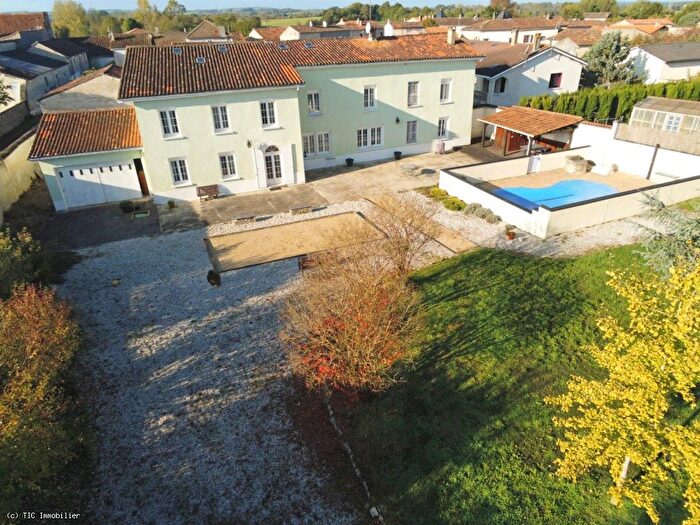 Maison à vendre - Marcillac-Lanville - 9 pièces - 6 chambres