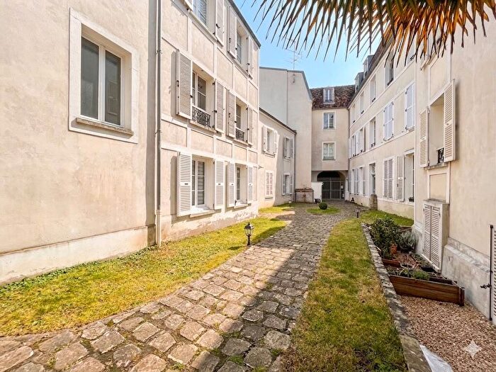 Appartement à louer - Centre Ville Ouest, Fontainebleau - 1 pièce