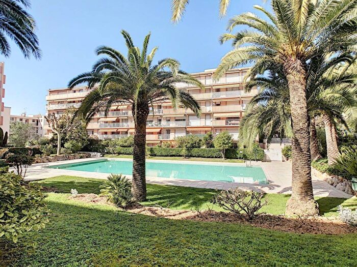 Appartement à louer - Brusquet-Retenaou-Devens, Vallauris - 2 pièces - 1 chambre