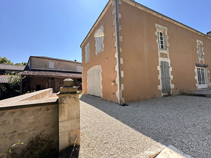 Maison à vendre - Antezant-la-Chapelle - 5 pièces - 3 chambres