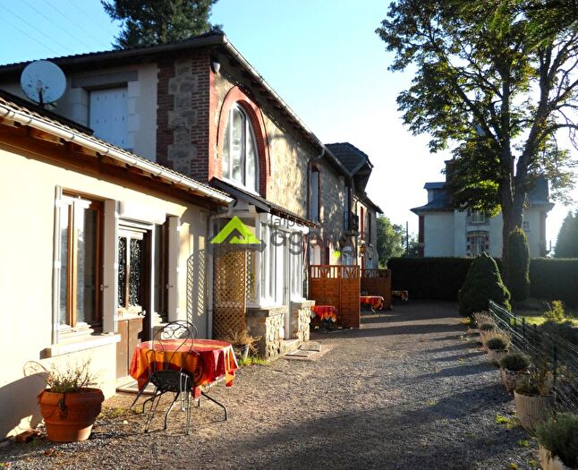 Maison à vendre - Saint-Yrieix-la-Montagne - 13 pièces - 5 chambres