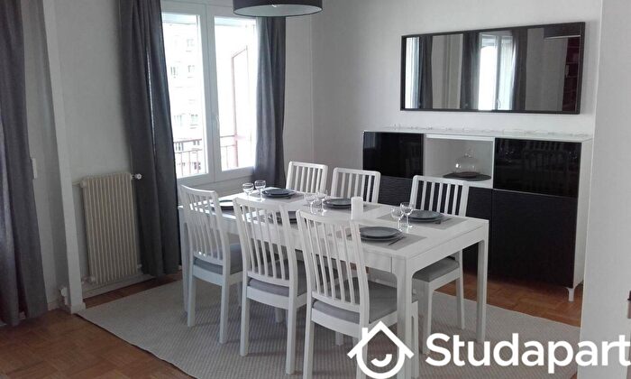 Appartement à louer - Bois dAmour-Porte de Paris-Courlancy, Reims - 1 pièce - 3 chambres