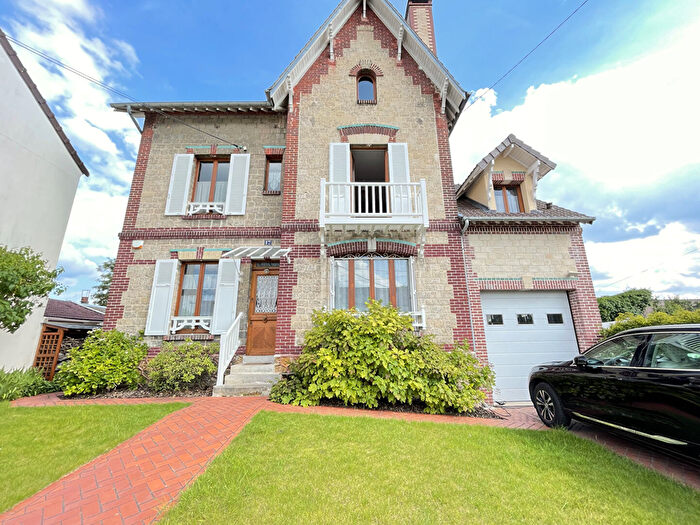 Maison à vendre - Beaumont-sur-Oise - 8 pièces - 5 chambres