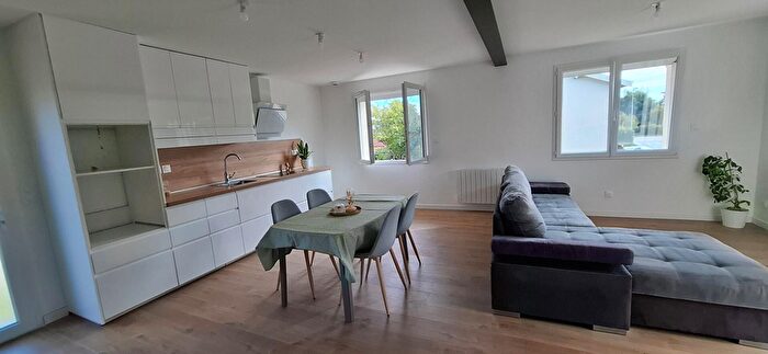 Maison à vendre - Saint-Étienne-du-Bois - 5 pièces - 3 chambres