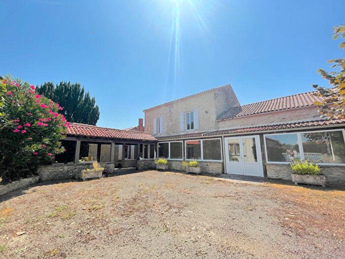 Maison à vendre - Sainte-Radégonde-des-Noyers - 12 pièces - 5 chambres