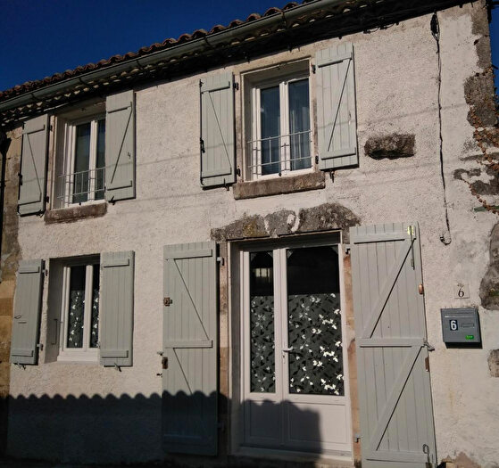 Maison à vendre - Saint-Amant-de-Bonnieure - 2 pièces - 1 chambre