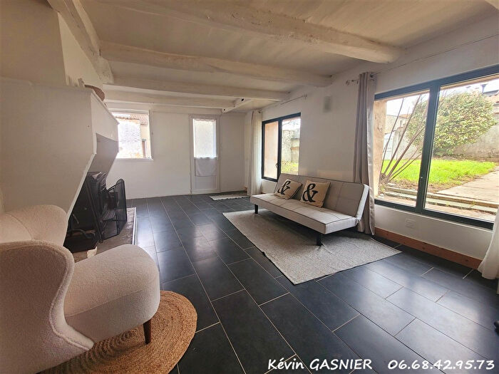 Maison 5 pièces à vendre à Saint-Coutant-le-Grand