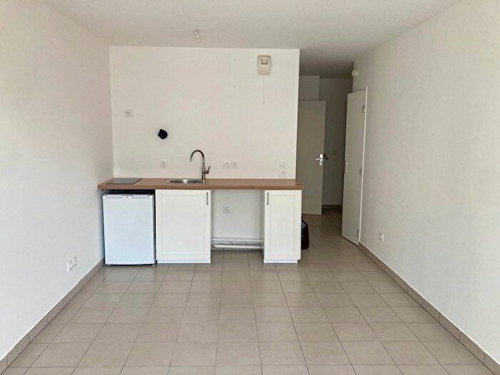 Appartement à louer - Vénissieux, Centre-ville - 1 pièce