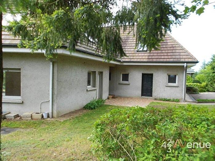 Maison 6 pièces à louer à Létrat