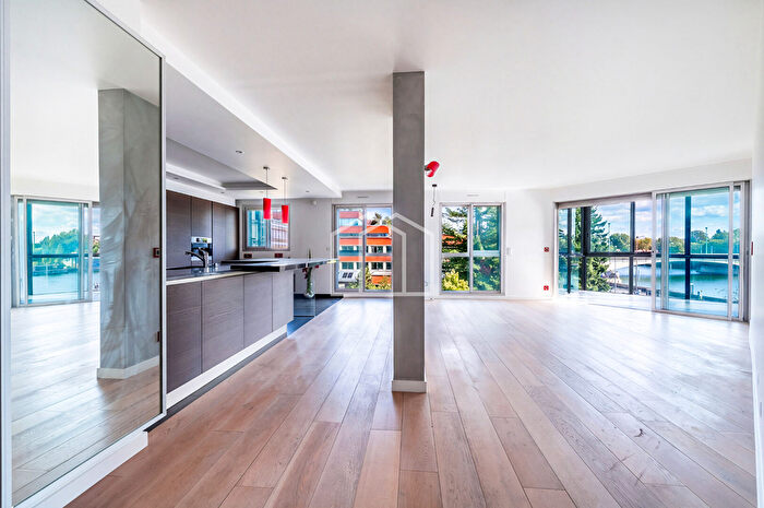 Suresnes, République : Appartement 4 pièces à vendre