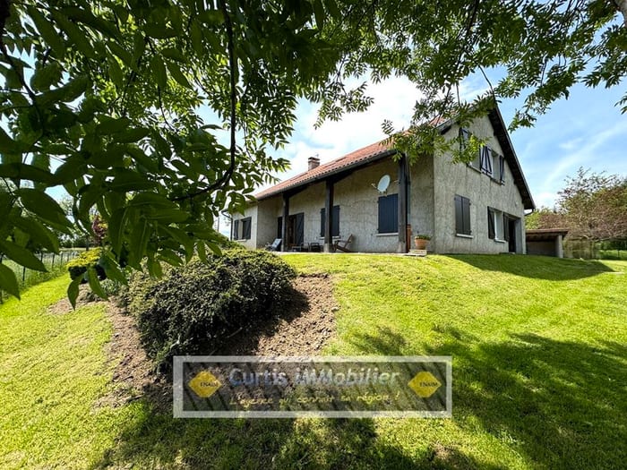 Maison 8 pièces à Saint-Victor-Malescours, à louer