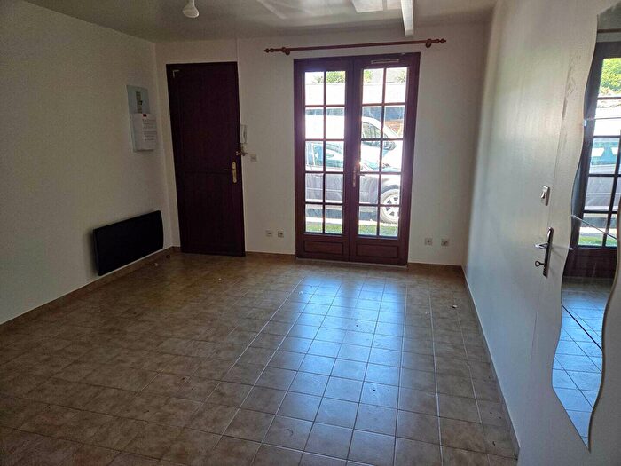 La Ville-du-Bois : Appartement 2 pièces à louer