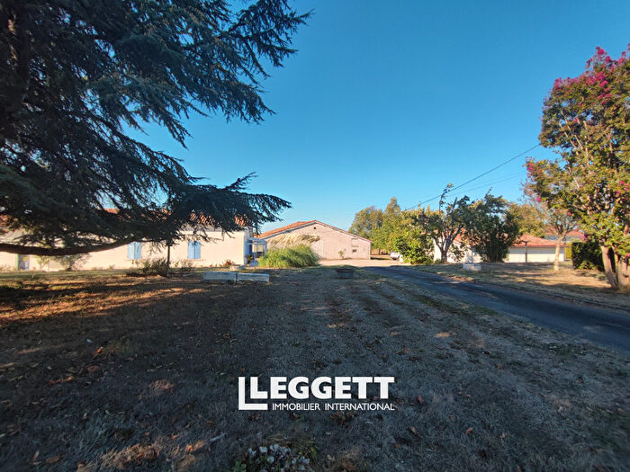 Berneuil : Maison 11 pièces à vendre