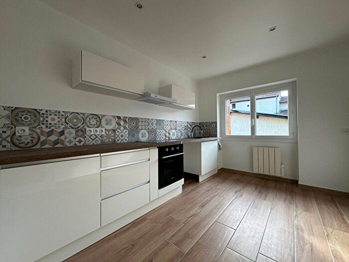 Appartement à louer - Saint-Étienne-de-Saint-Geoirs - 3 pièces - 2 chambres