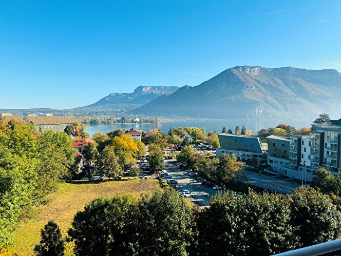 Appartement à louer - Annecy, Centre-ville, Vieille ville, Marquisats - 3 pièces - 2 chambres