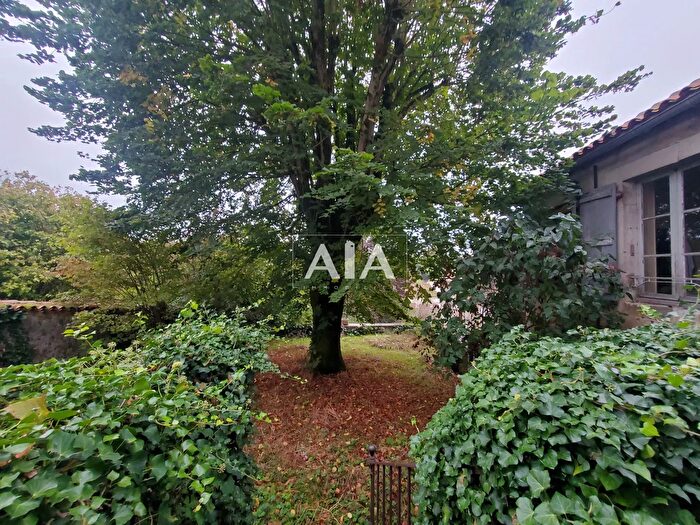 Maison à vendre - Ruffec - 9 pièces - 3 chambres