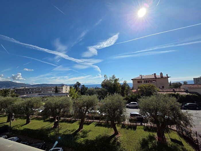 Appartement à louer - Napoléon III, Nice - 3 pièces - 2 chambres