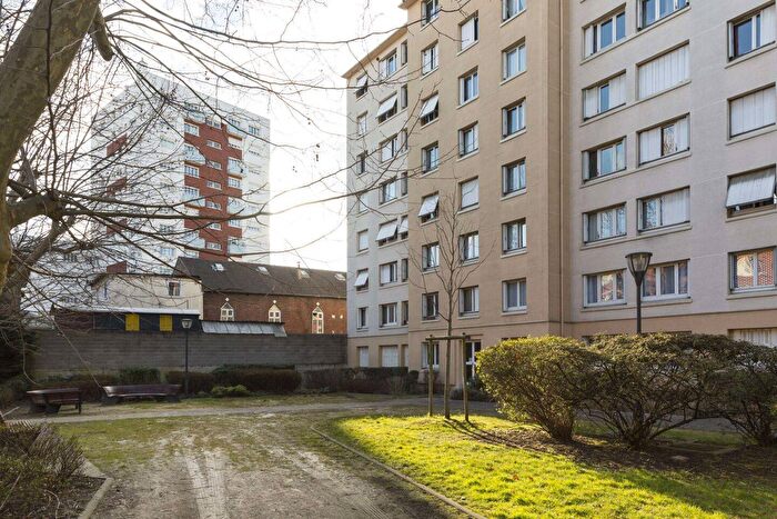 Appartement à louer - Archeveche, Charenton-le-Pont - 3 pièces - 2 chambres