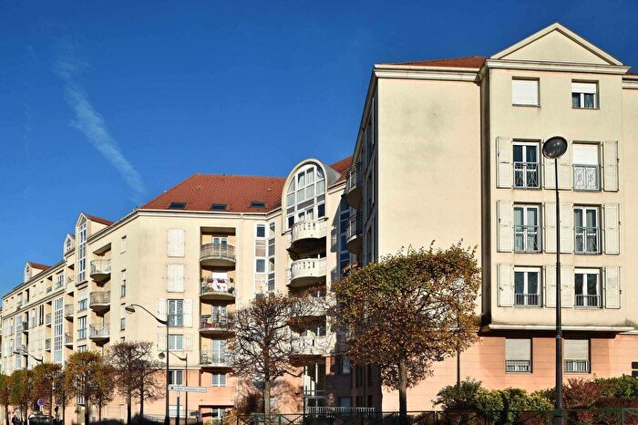 Appartement à louer - Centre Ville, Rueil-Malmaison - 4 pièces - 3 chambres