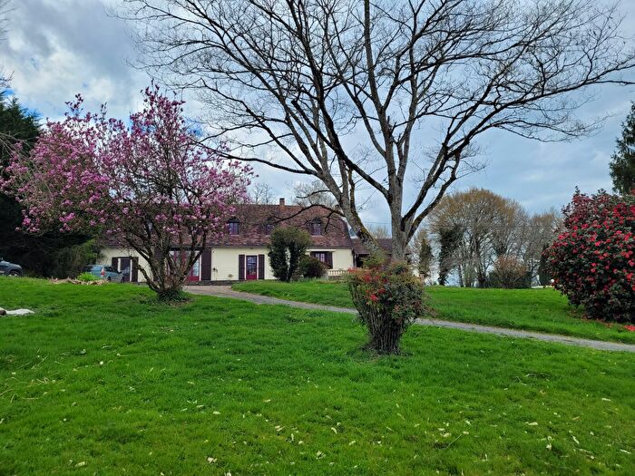 Saint-Paul-la-Roche : Maison 10 pièces à vendre