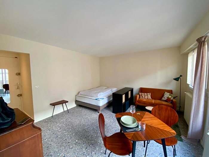 Appartement à louer - La Fourche-Guy Môquet, Paris ème arrondissement - 1 pièce