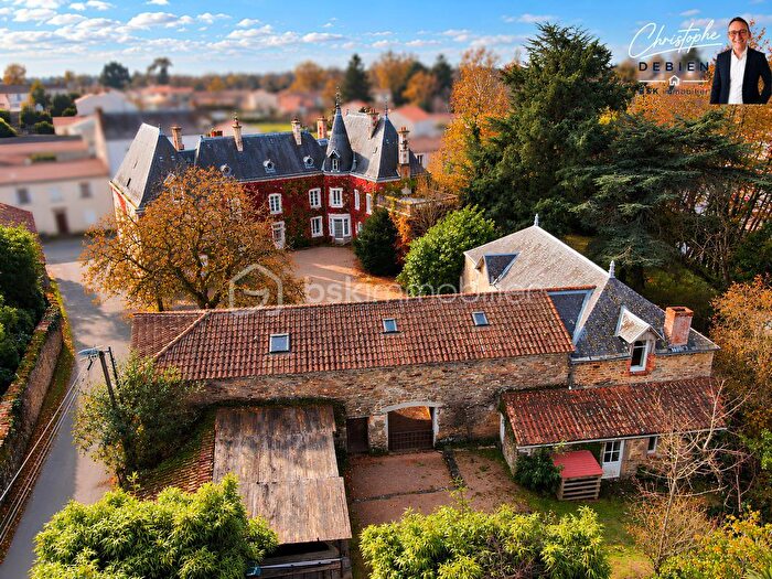 La Chaize-le-Vicomte : Maison 17 pièces à vendre