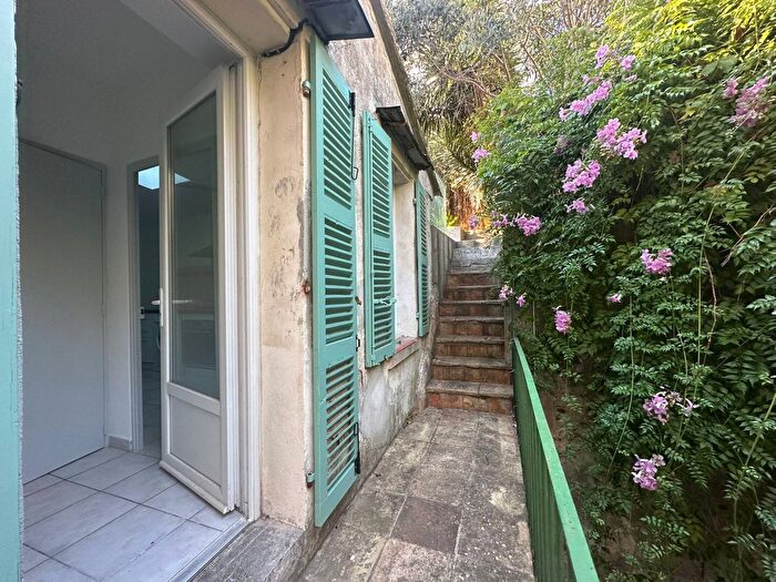 Appartement à louer - Vieille Ville, Hyères - 1 pièce