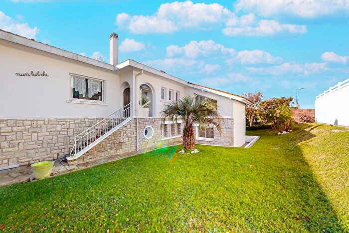 Maison à vendre - Saint-Pierre-dIrube - 12 pièces - 8 chambres