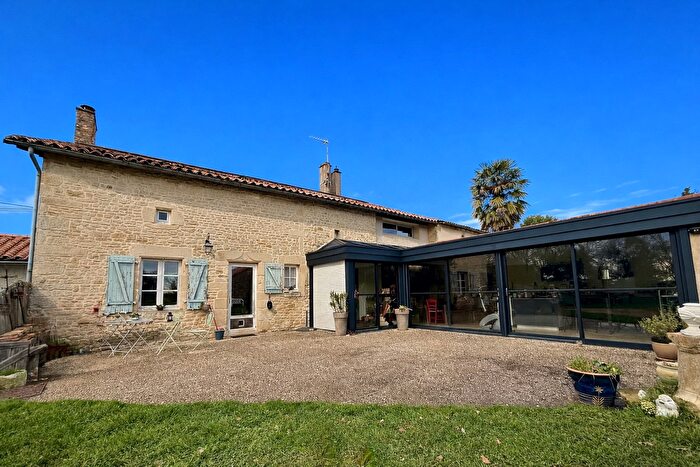 Maison 7 pièces à Saint-Coutant, à vendre