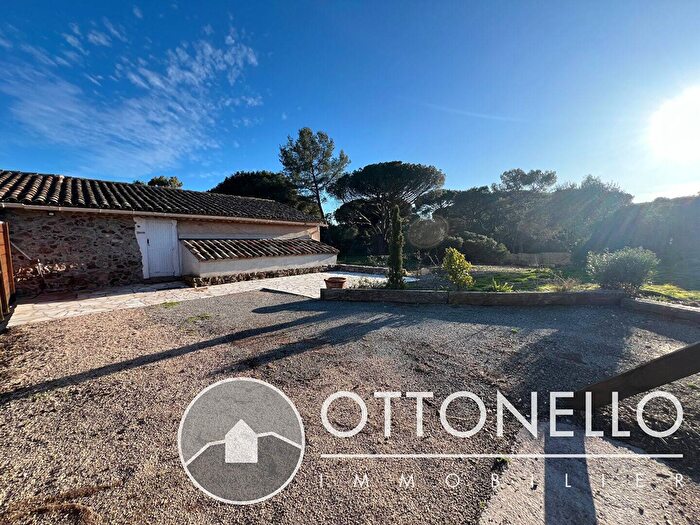 Appartement à louer - La Bouverie, Roquebrune sur Argens - 1 pièce