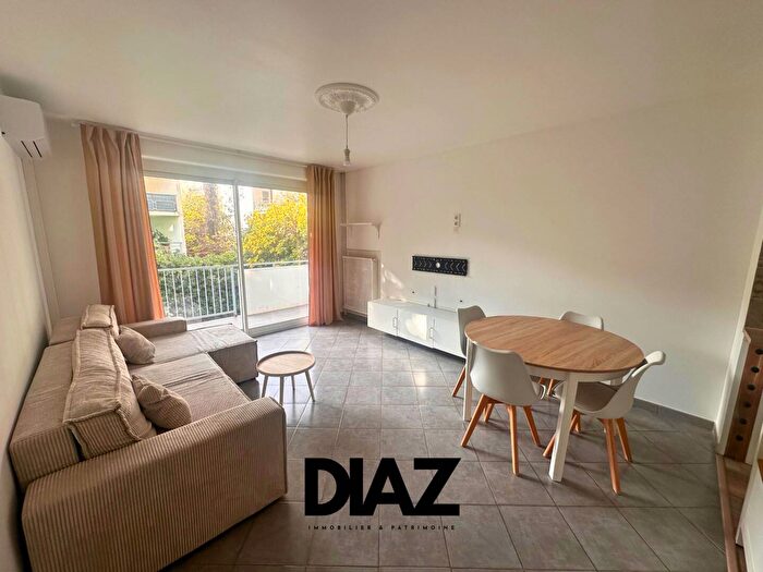 Appartement à louer - Nîmes - 2 pièces - 1 chambre