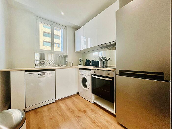 Appartement à louer - Gratte Ciel, Villeurbanne - 4 pièces - 3 chambres