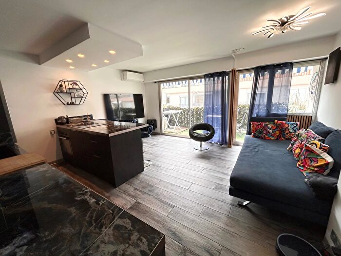 Vallauris, Golfe Juan, Vieux Port : Appartement 2 pièces à vendre