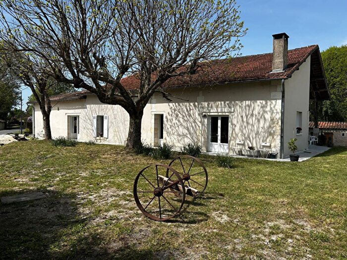 Brie-sous-Chalais : Maison 7 pièces à vendre