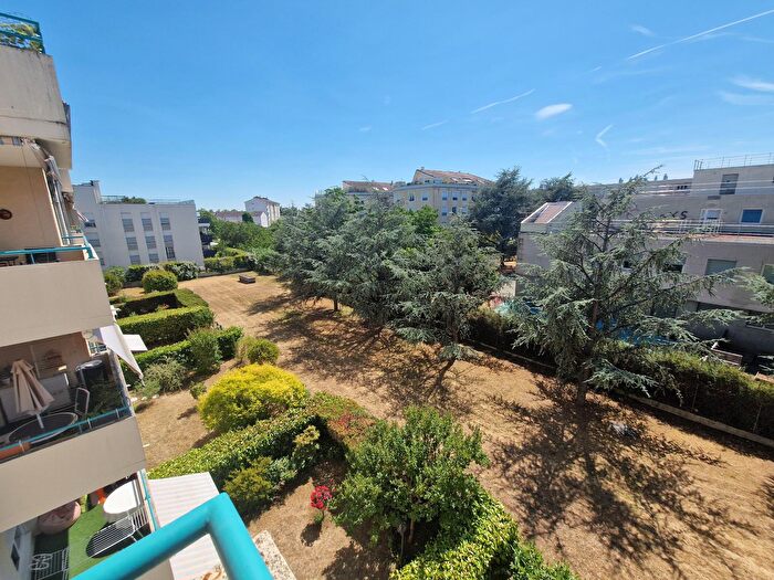 Appartement 4 pièces à Décines-Charpieu, Centre-ville, à vendre