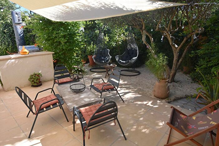 Maison à vendre - Saint-Étienne-du-Grès - 8 pièces - 4 chambres