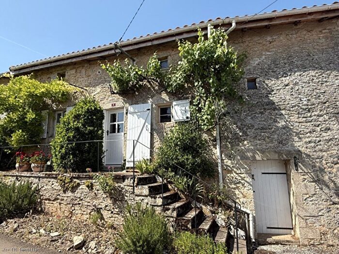 Nanteuil-en-Vallée : Maison 4 pièces à vendre
