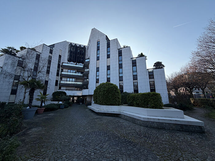 Appartement à louer - Enghien-les-Bains - 3 pièces - 2 chambres