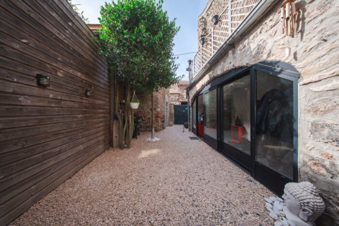 Neschers : Maison 10 pièces à vendre