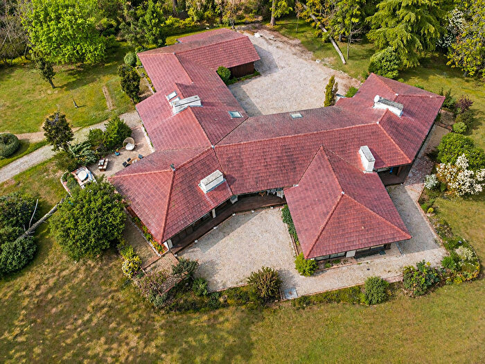 Maison 8 pièces à Lugos, à vendre